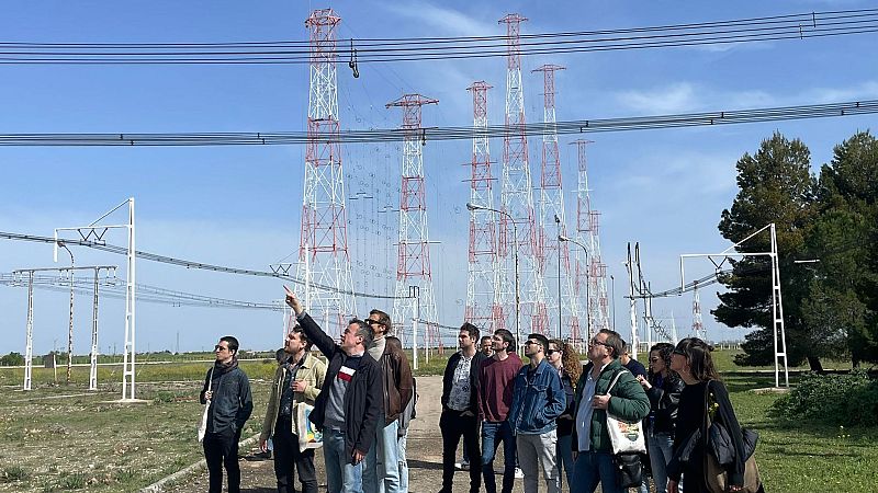 En el interior de Radio Exterior: el día a día de la única emisora ...
