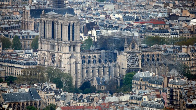 París llora el incendio en Notre Dame