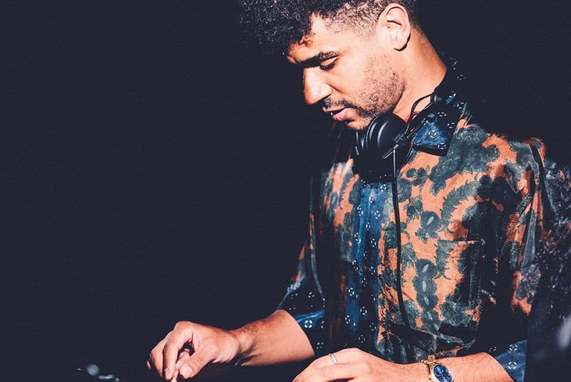 En órbita - En la cabina de JAMIE JONES con su música dance "ecléctica ...