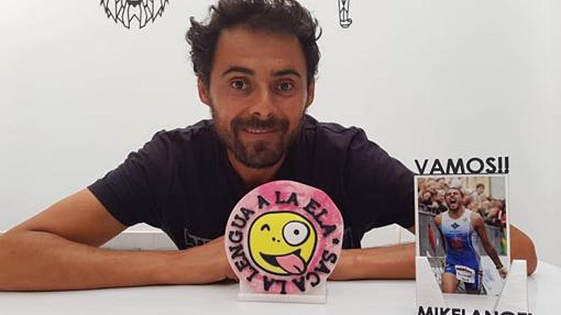 Miguel Ángel Roldán le saca la lengua a la ELA