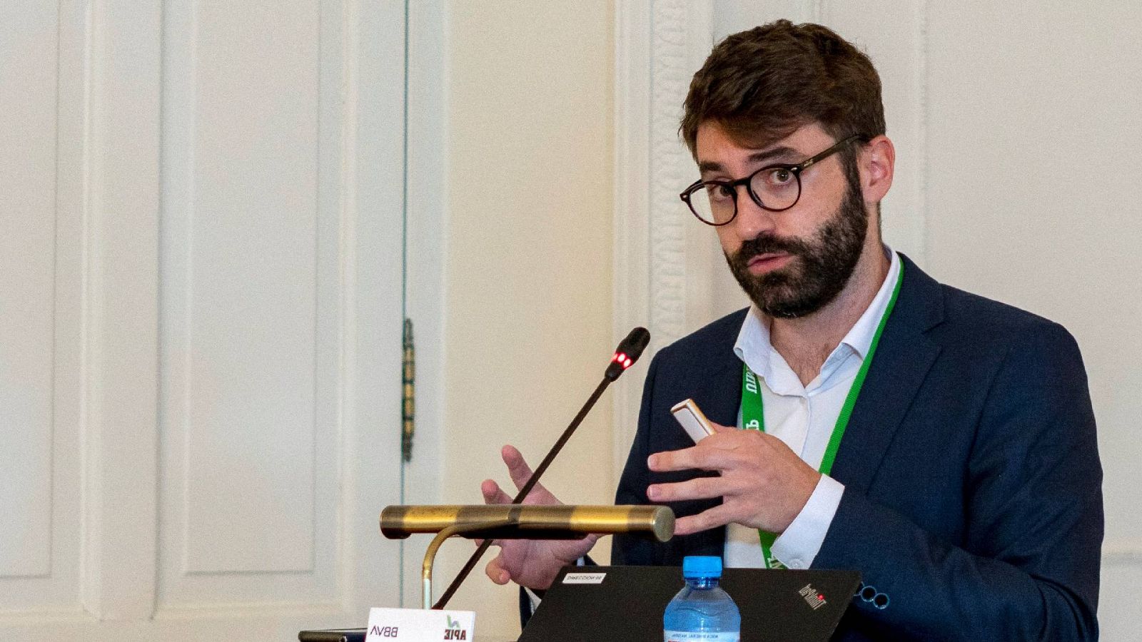 El precio de la luz baja este sábado un 1% hasta 105 euros/MWh