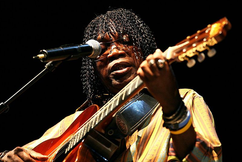 Milton cumple 80 años