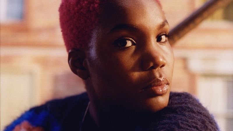 Arlo Parks publica 'Weightless' y anuncia su segundo disco