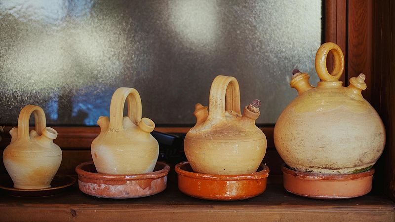 El botijo español: el mejor aliado contra el calor.