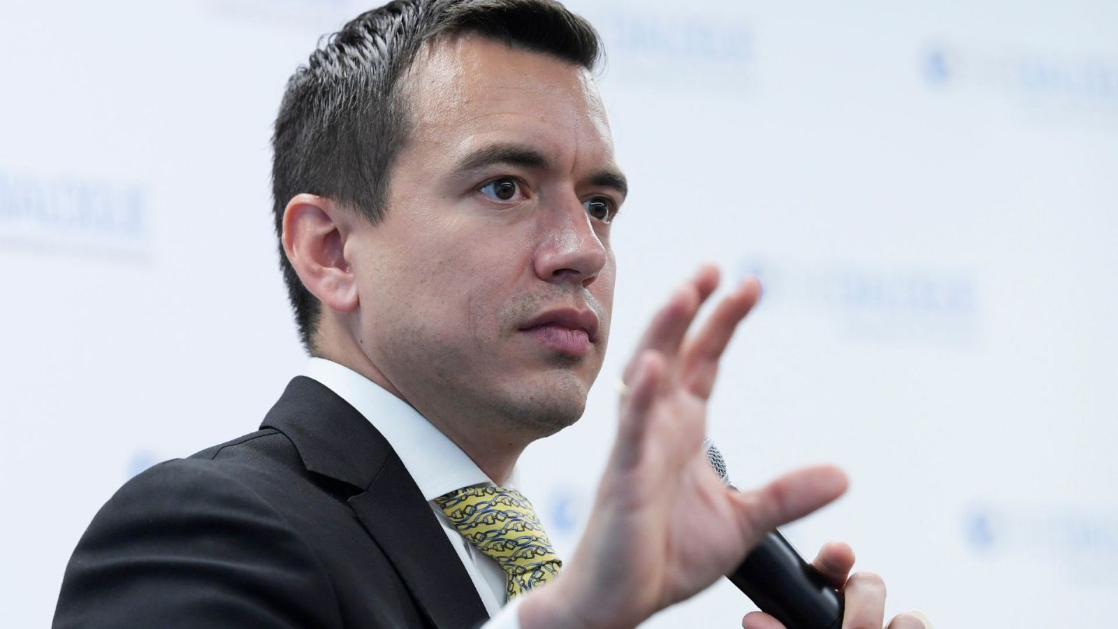 Noboa inicia la presidencia sin cuatro ministerios en Ecuador