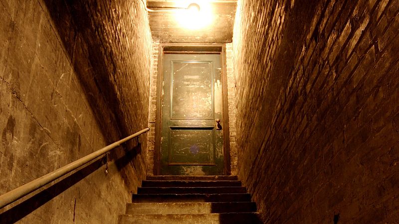 The Basement Club; bailando con discos de hoy