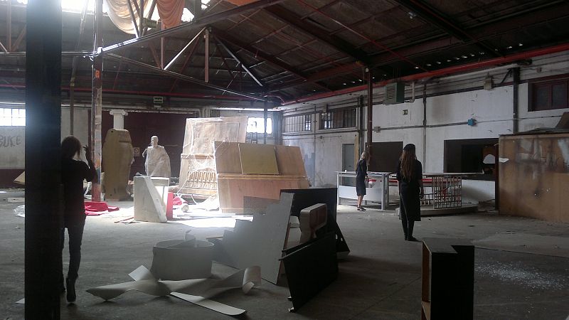 Pintura - performance de Elena Bajo para Metrópolis en la antigua ...