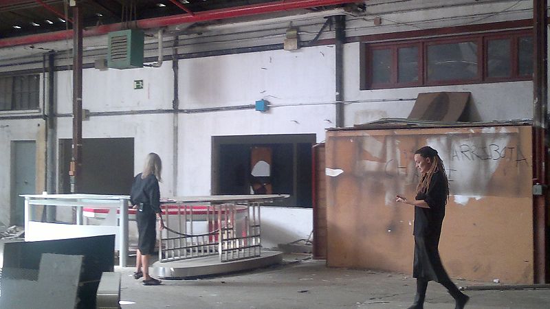 Pintura - performance de Elena Bajo para Metrópolis en la antigua ...