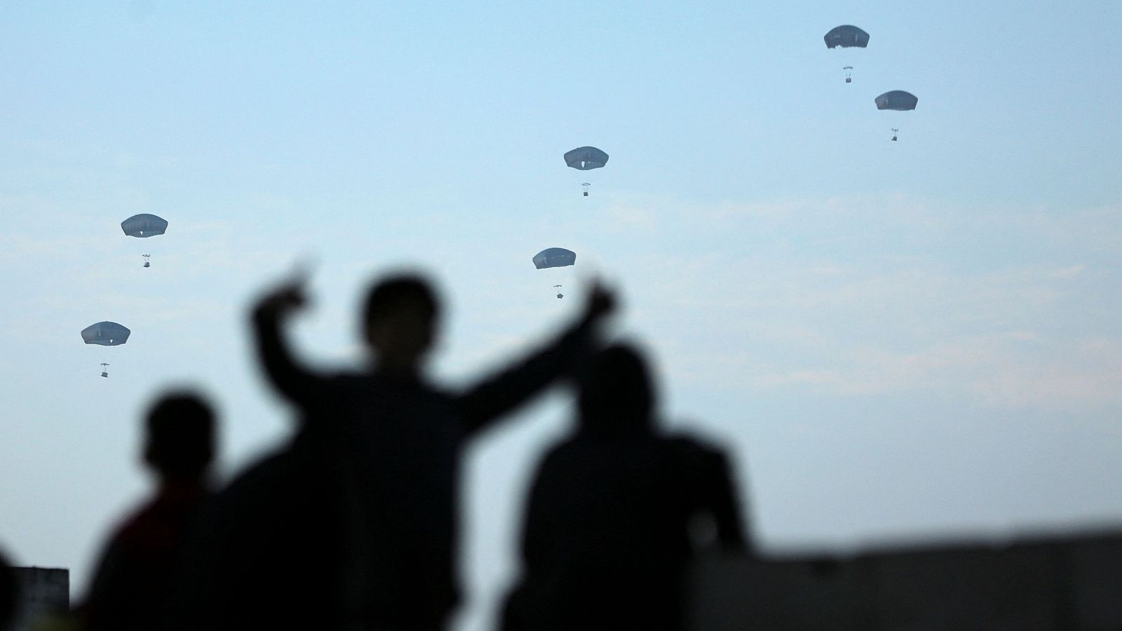 EE.UU. hace su primer lanzamiento de ayuda humanitaria a Gaza