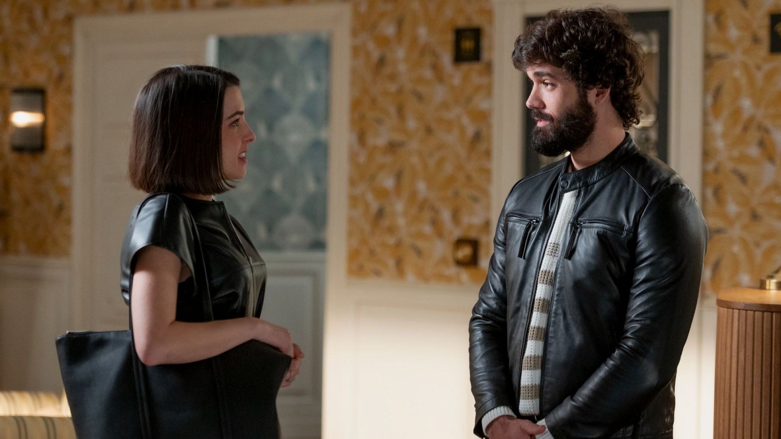 '4 estrellas' | Álex y Bea caen en la tentación y se han acostado