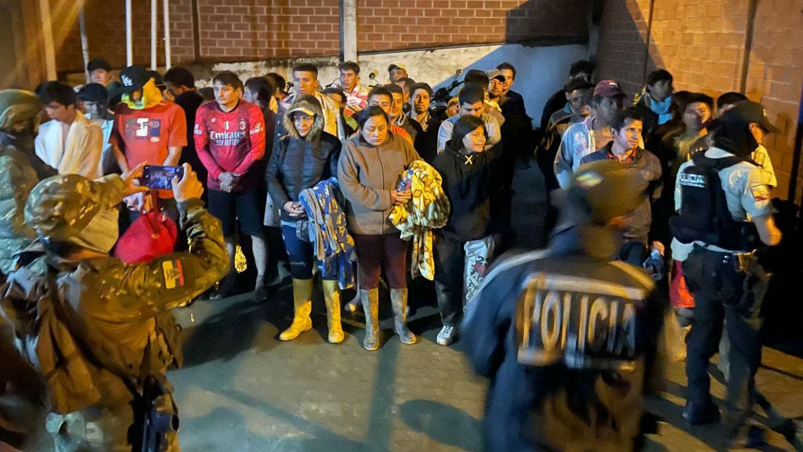 Liberan a 49 secuestrados por una banda criminal en Ecuador