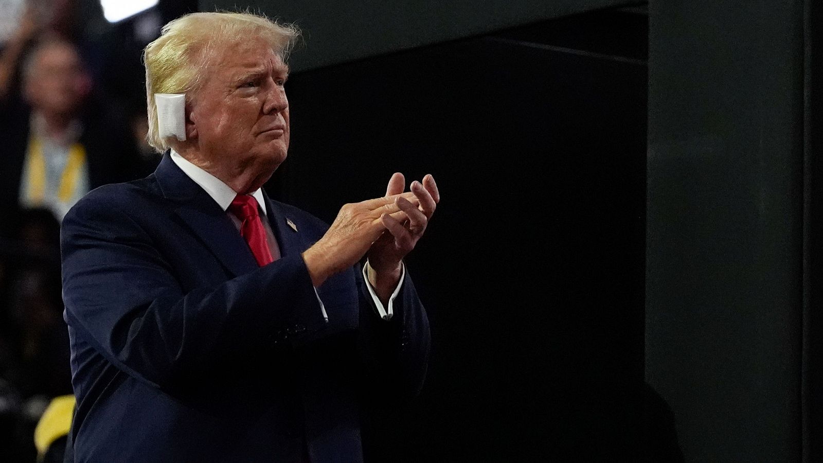 Trump reaparece con la oreja vendada en Milwaukee