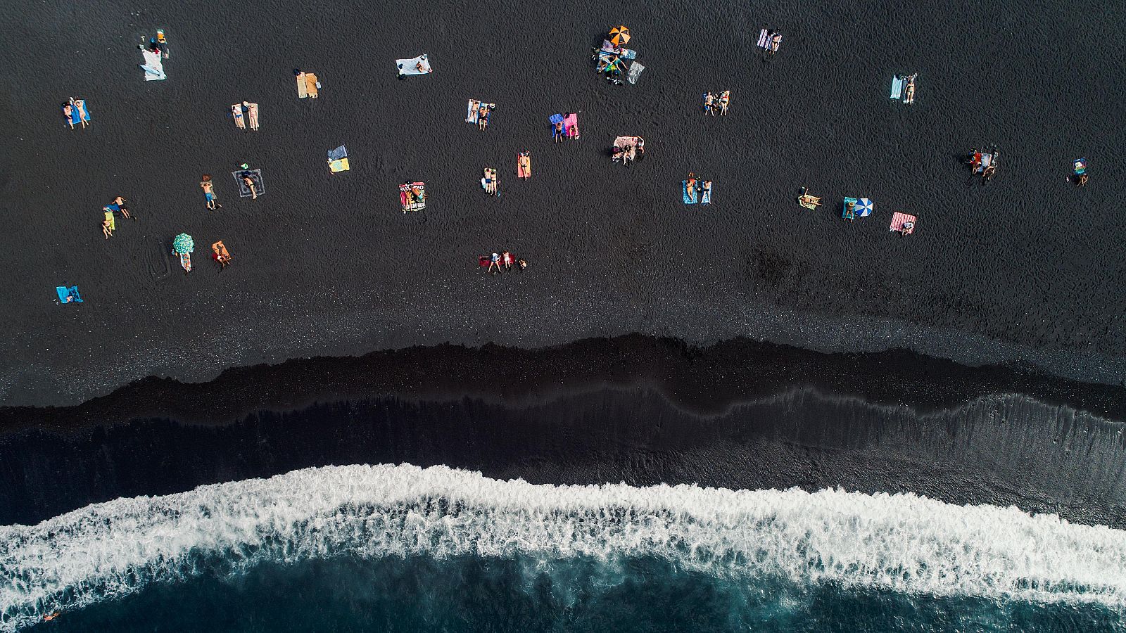 Islas Canarias: las mejores playas de arena negra u oscura