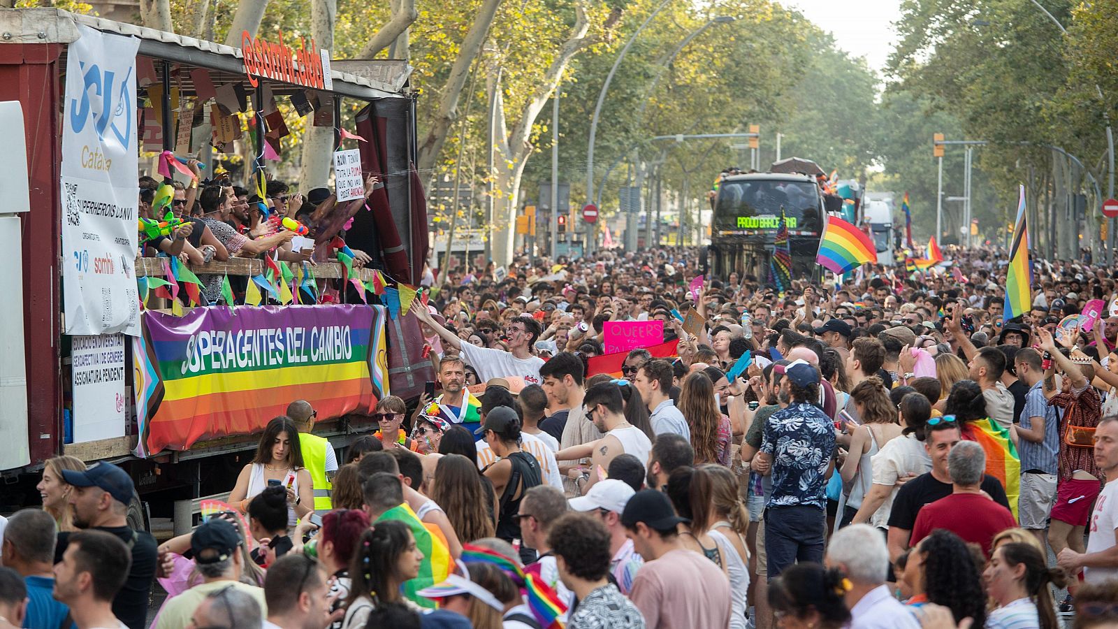 Miles de personas participan en el Pride Barcelona 2024, que reivindica la educación ...