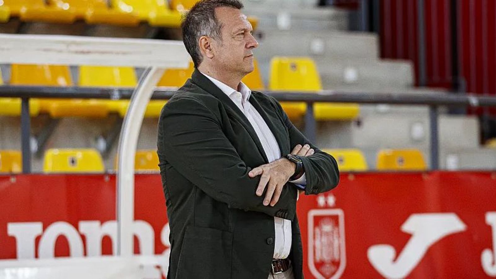 Jesús Velasco revoluciona la selección y solo mantiene al mundialista Chemi