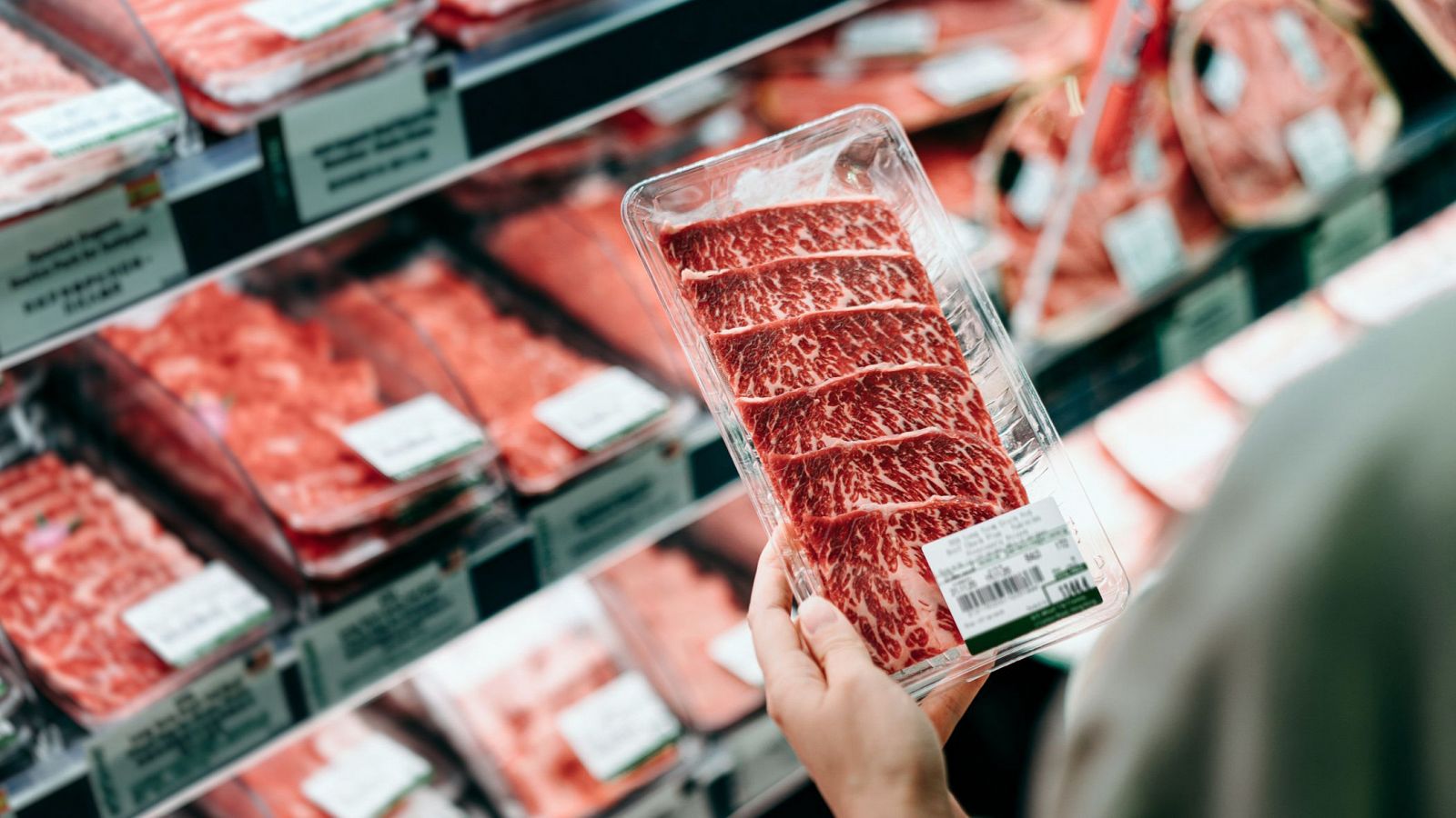 Comer mucha carne roja procesada aumenta el riesgo de demencia