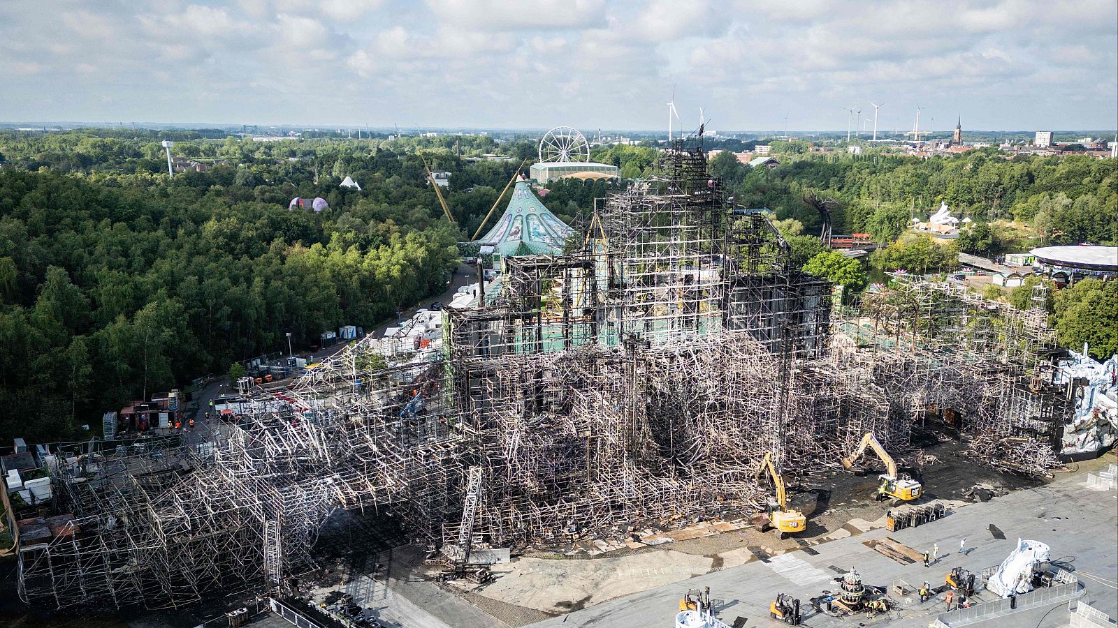 Tomorrowland sigue en marcha pese al incendio en su escenario