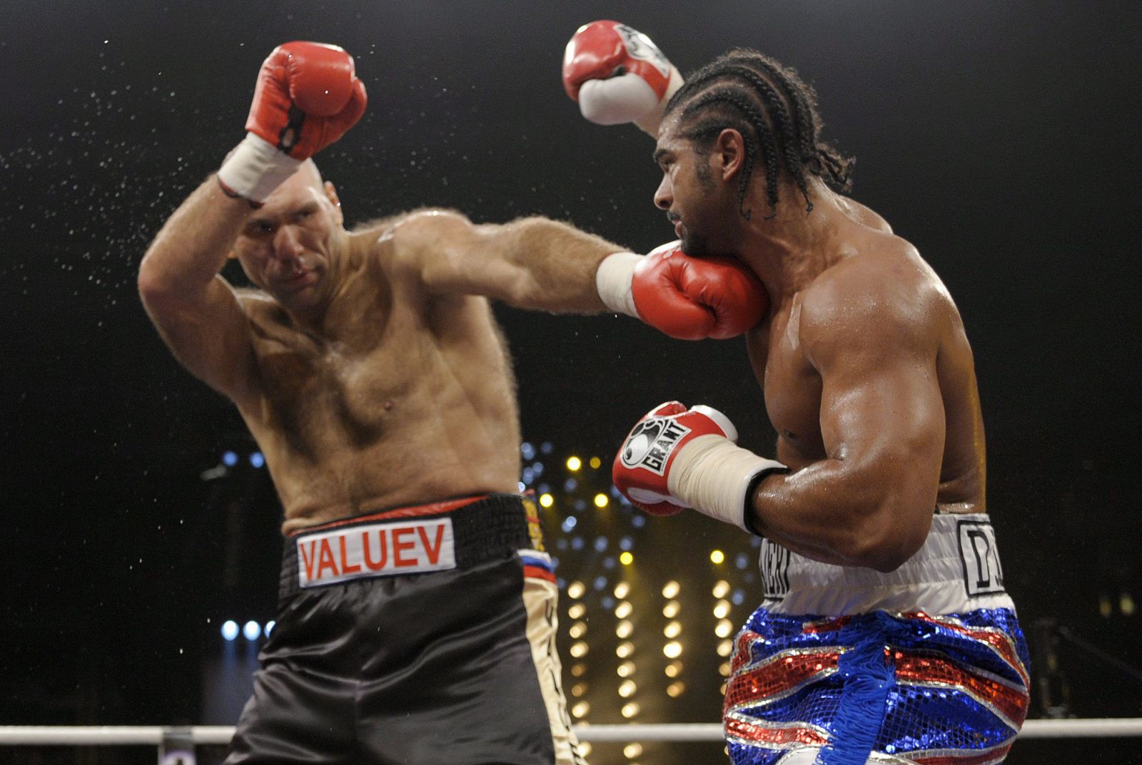 Haye, campeón del mundo de los pesados tras vencer al gigante Valuev