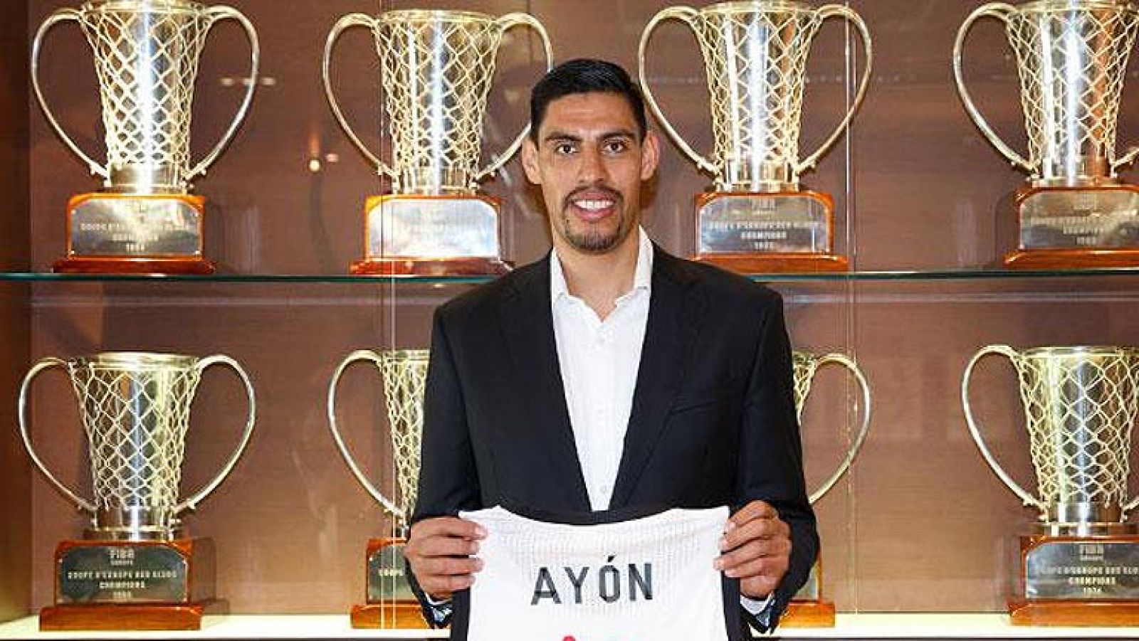 Ayón ficha por el Real Madrid por dos temporadas