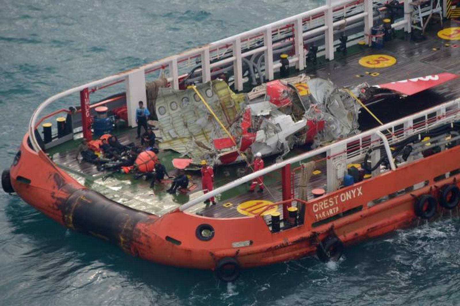 Los equipos de rescate recuperan una caja negra de AirAsia | RTVE