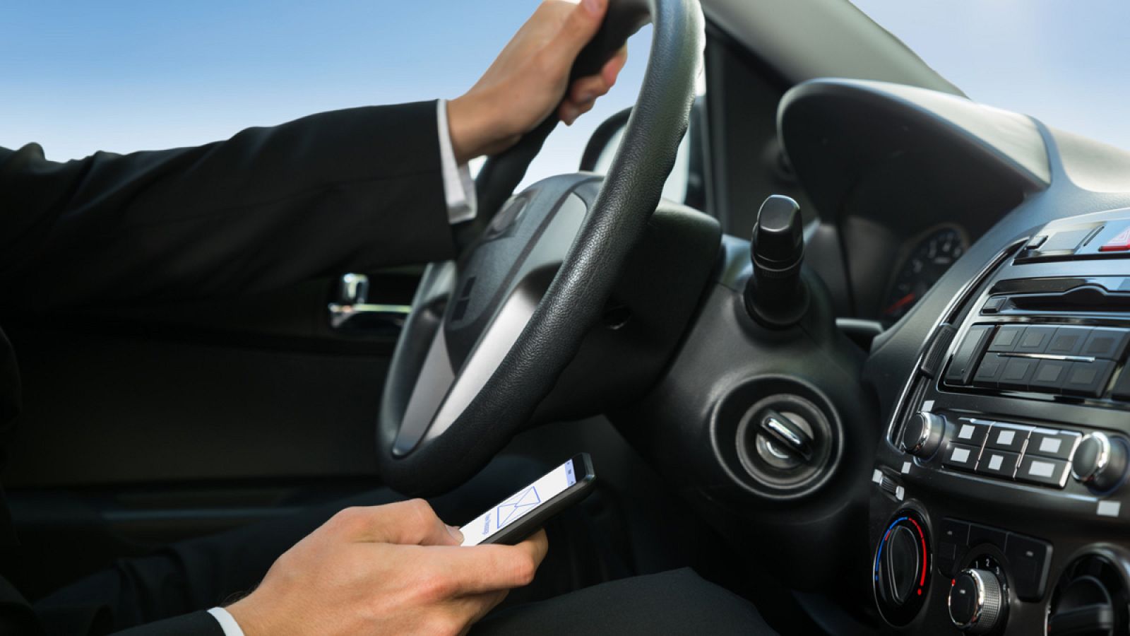 Recurren la normativa de alquiler de vehículos con conductor