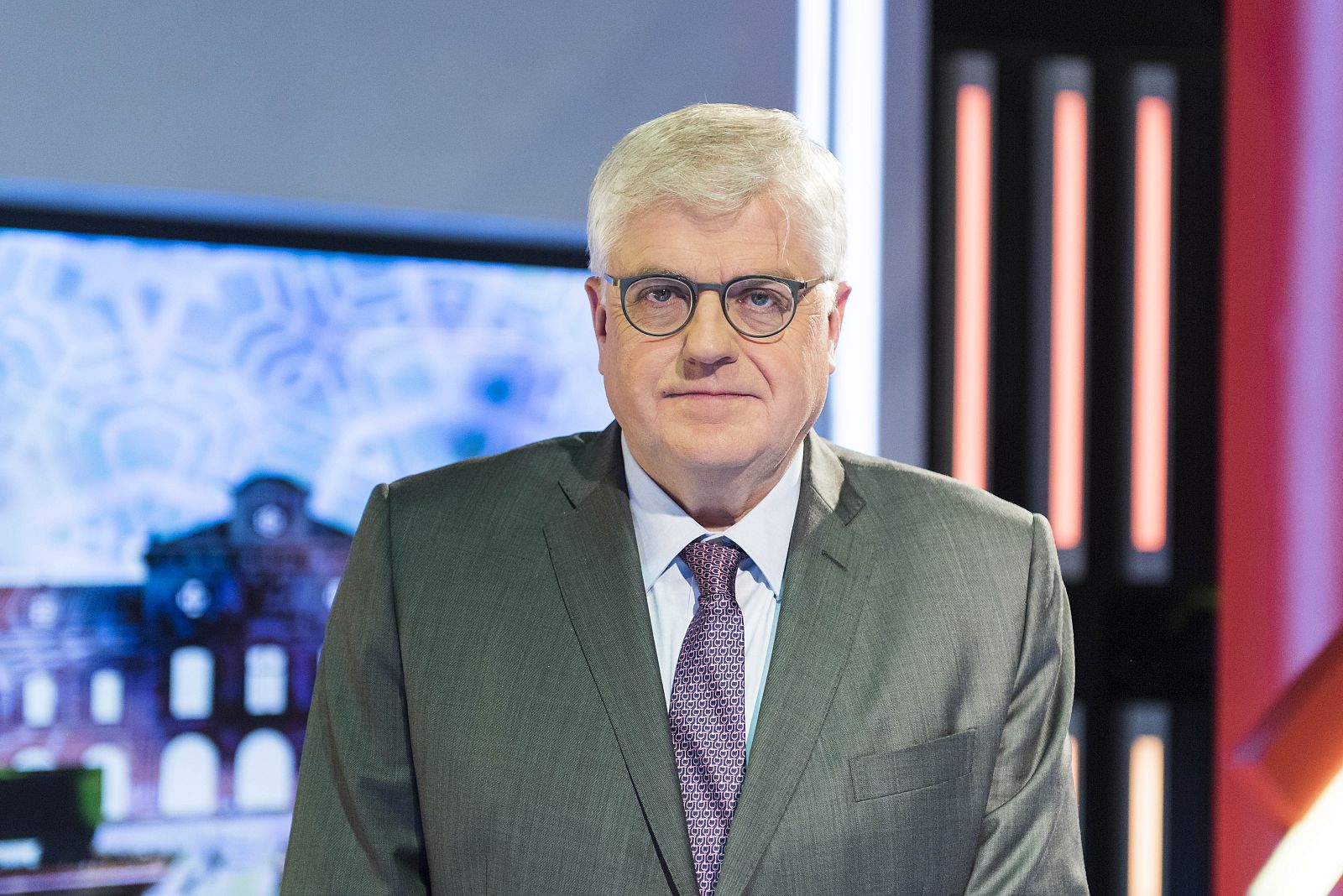 El periodista parlamentari de TVE, Lluís Falgàs, rep el premi a la ...