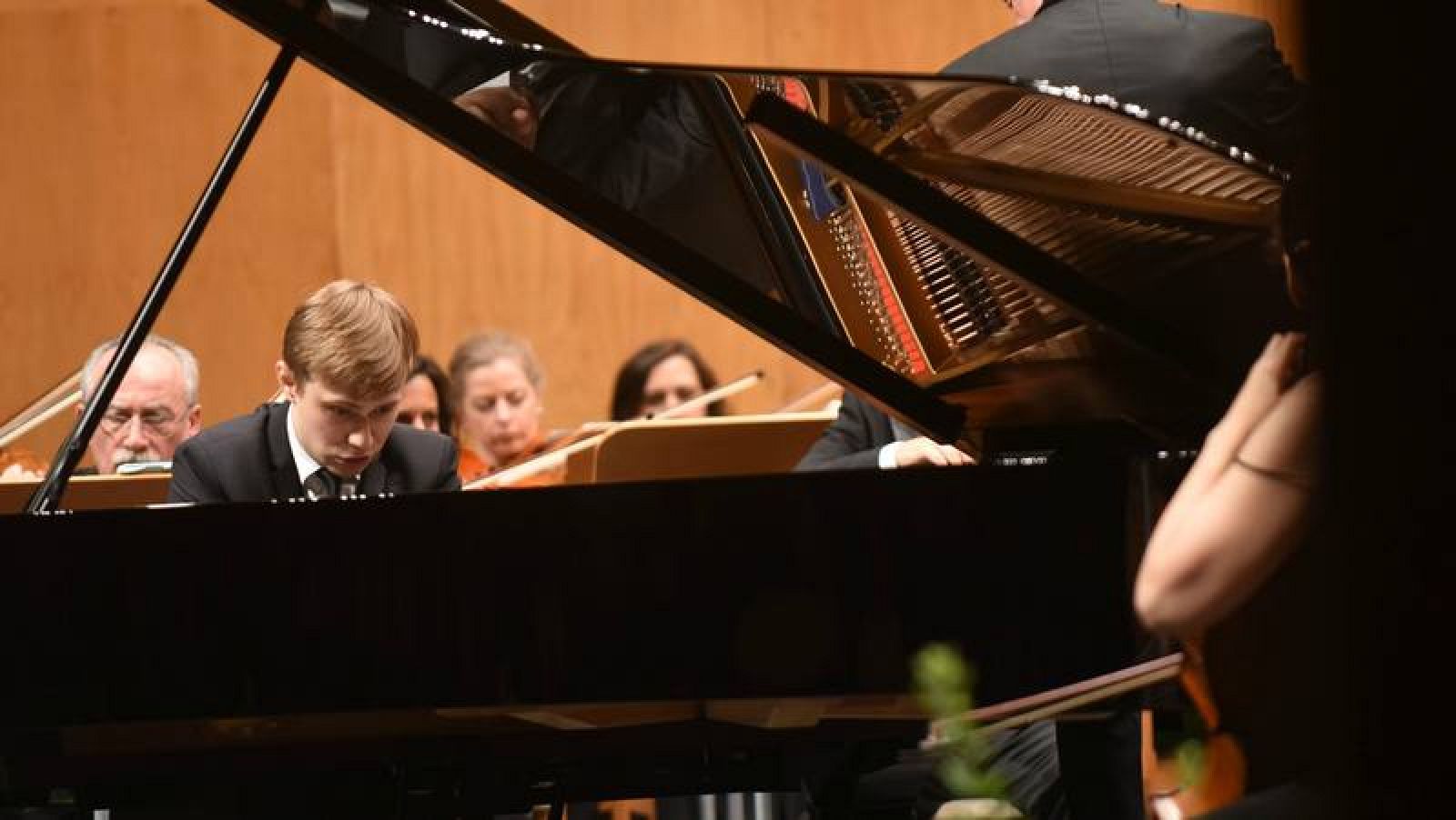 El ucraniano Dmytro Choni gana el concurso de Piano de Santander Paloma ...