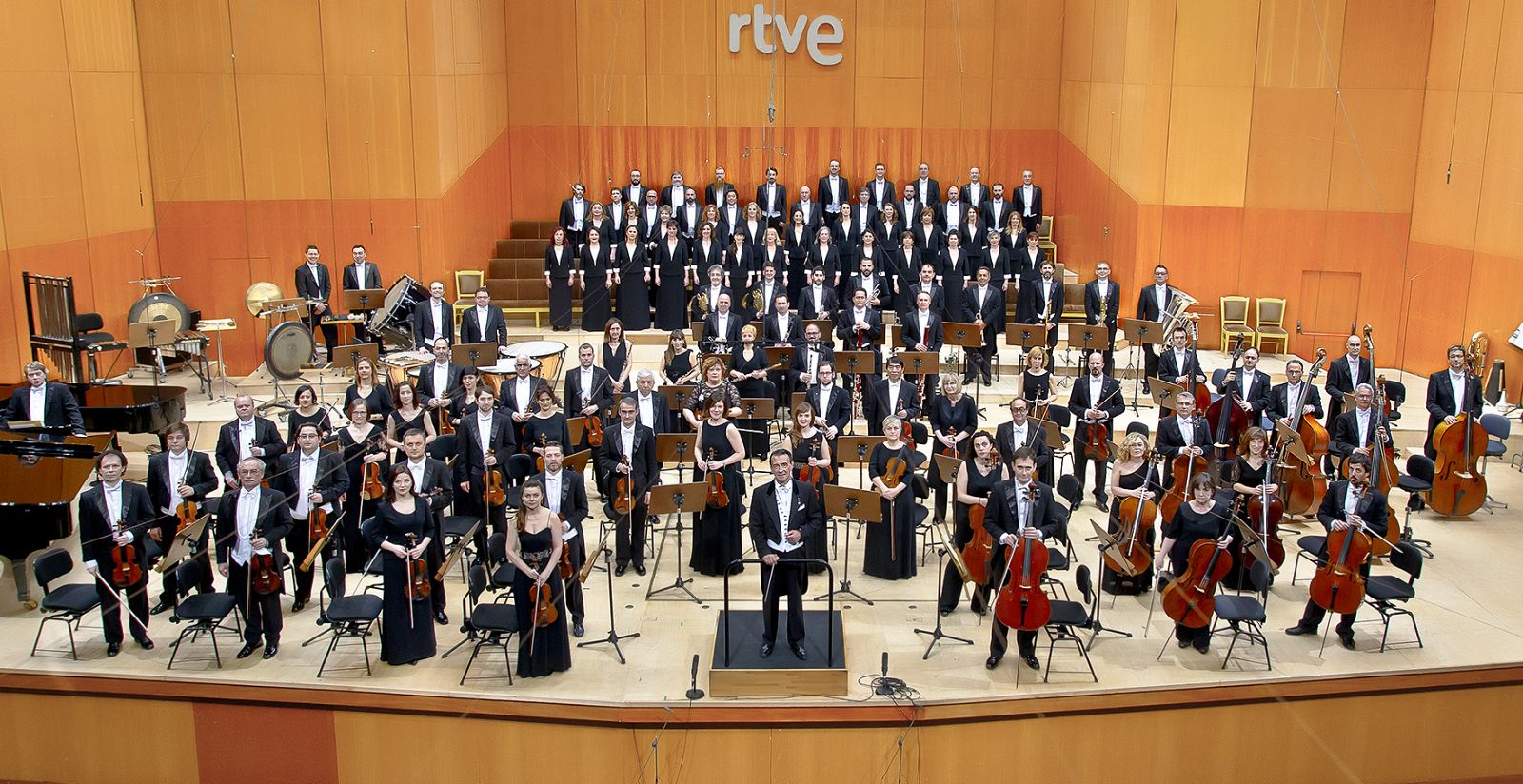 La Orquesta y Coro RTVE, dirigida por Miguel Ángel Gómez-Martínez ...