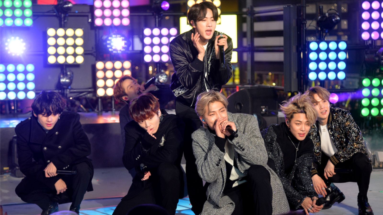 BTS subasta los outfits que utilizó en el videoclip de "Dynamite"