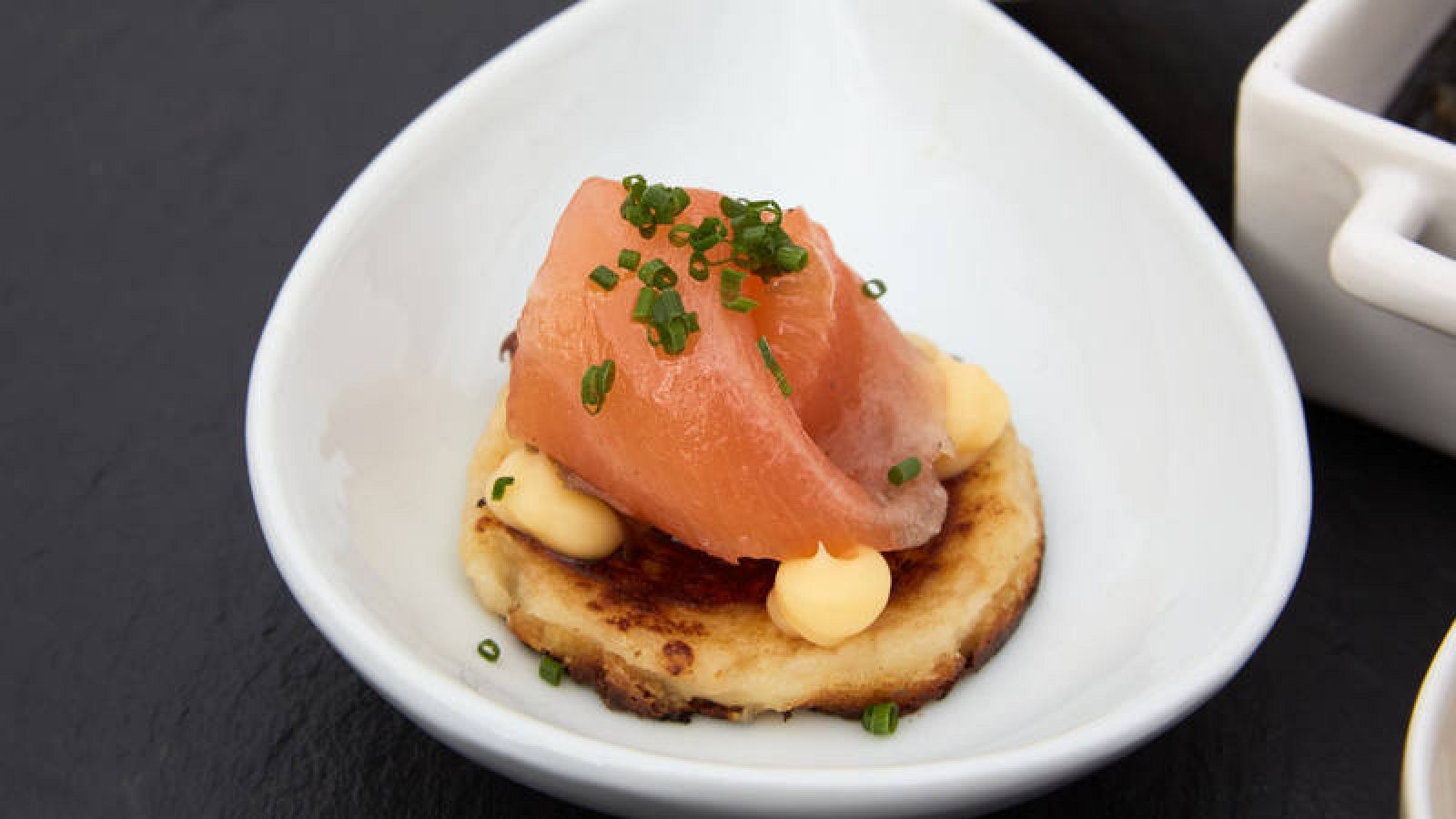 Receta de Blinis con salmón y salsa holandesa