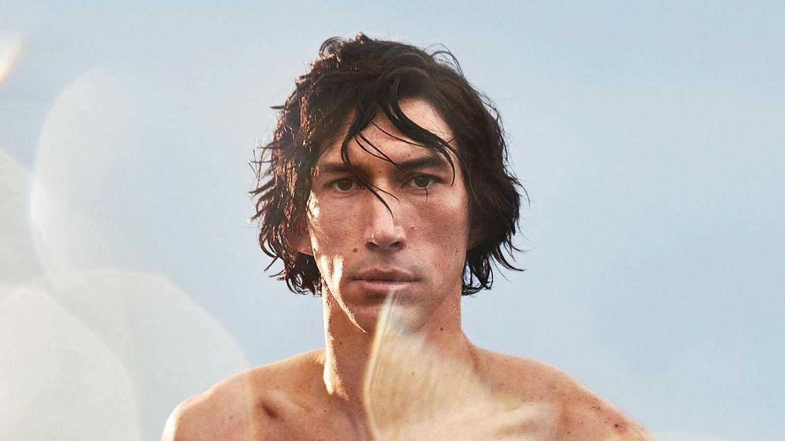 Adam Driver y sus increíbles abdominales, ¡son de otra galaxia!