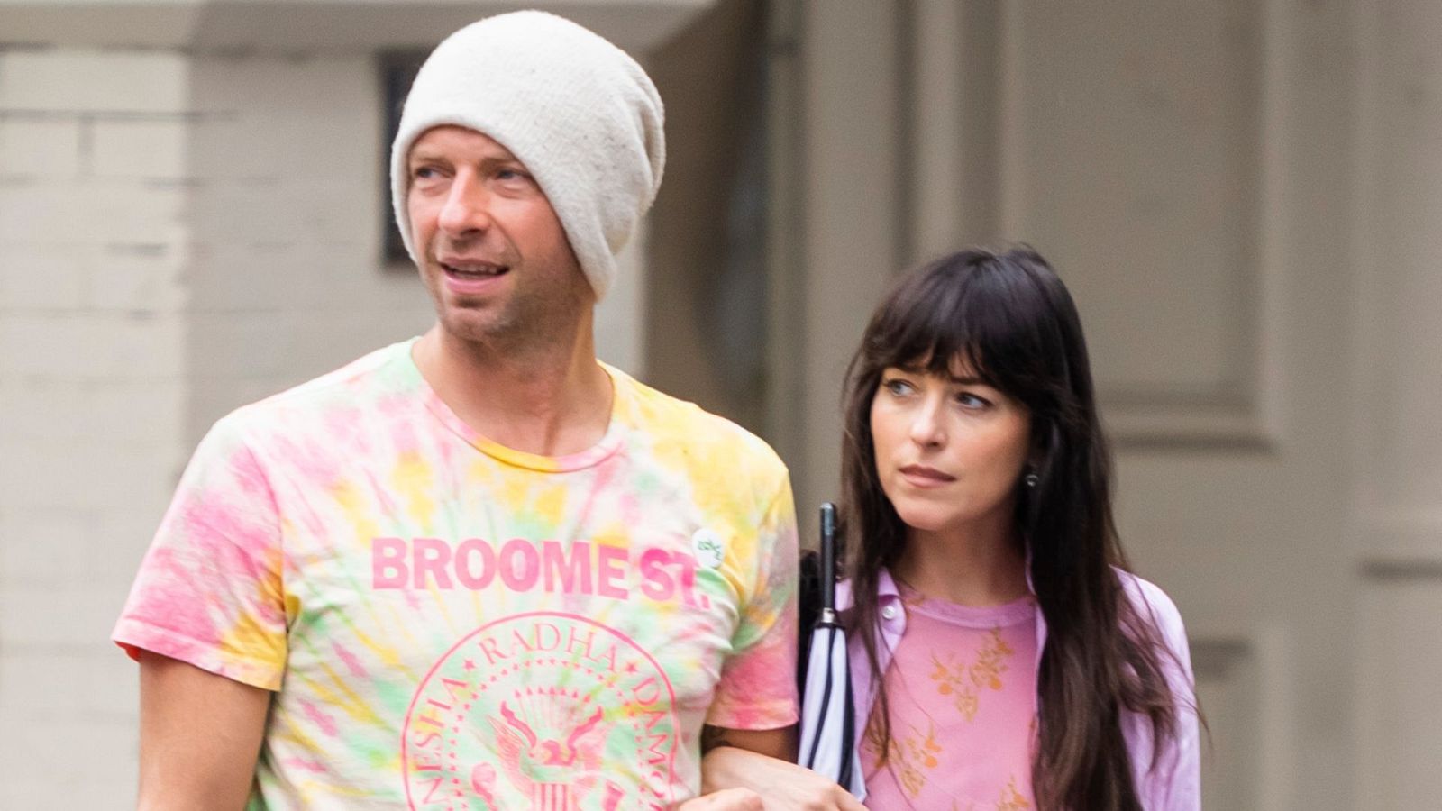 Chris Martin (Coldplay) y Dakota Johnson, así empezaron a salir juntos