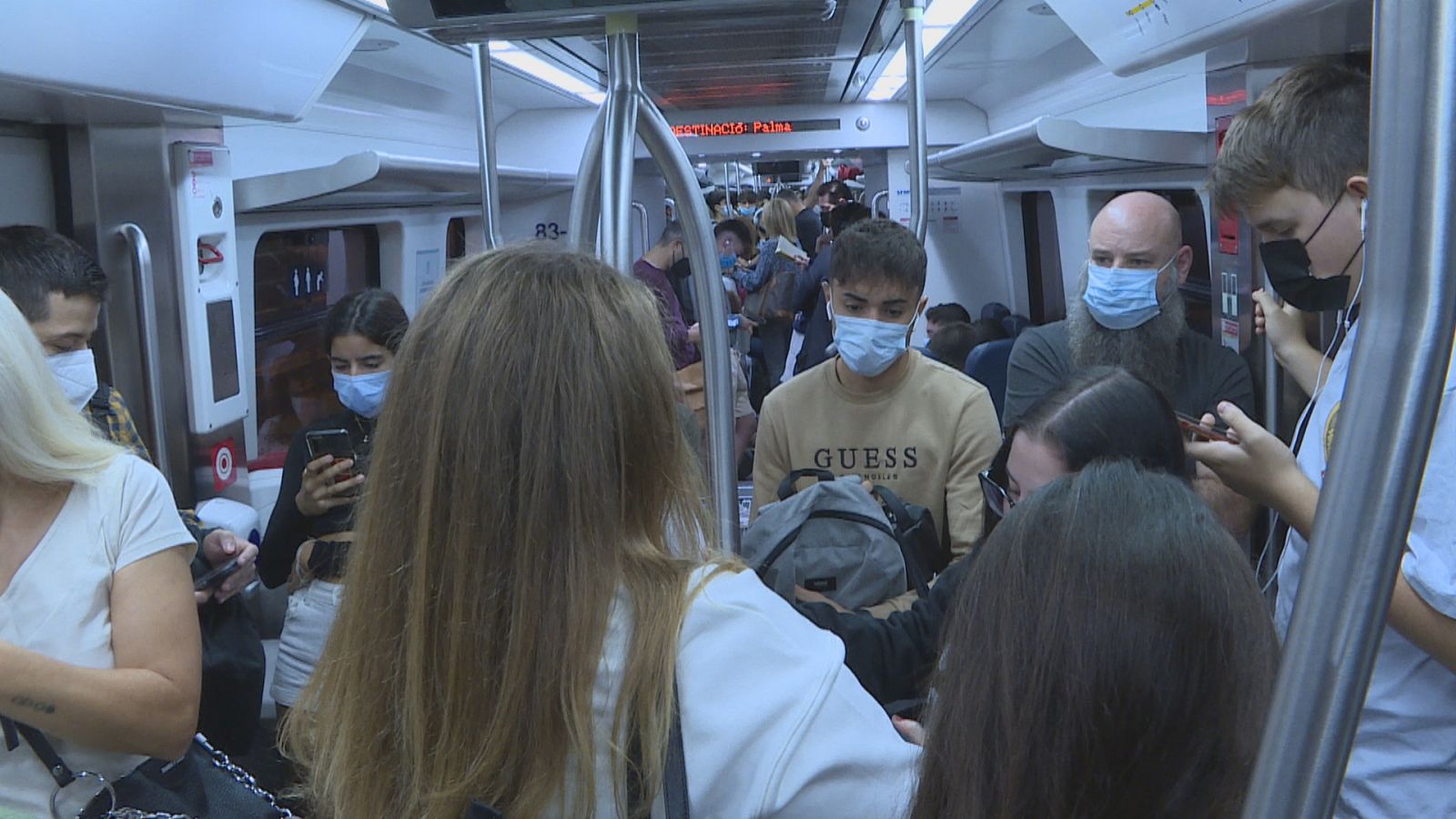 Els usuaris del tren denuncien saturació durant les hores punta i SFM ...