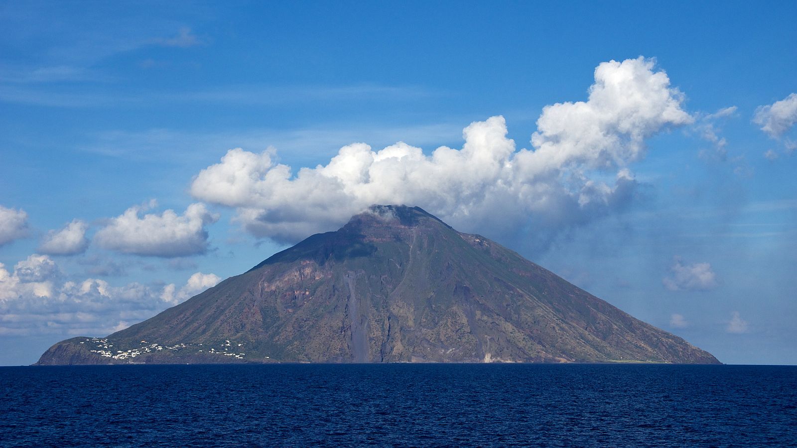 Una nueva erupción del volcán de Stromboli provoca un pequeño tsunami