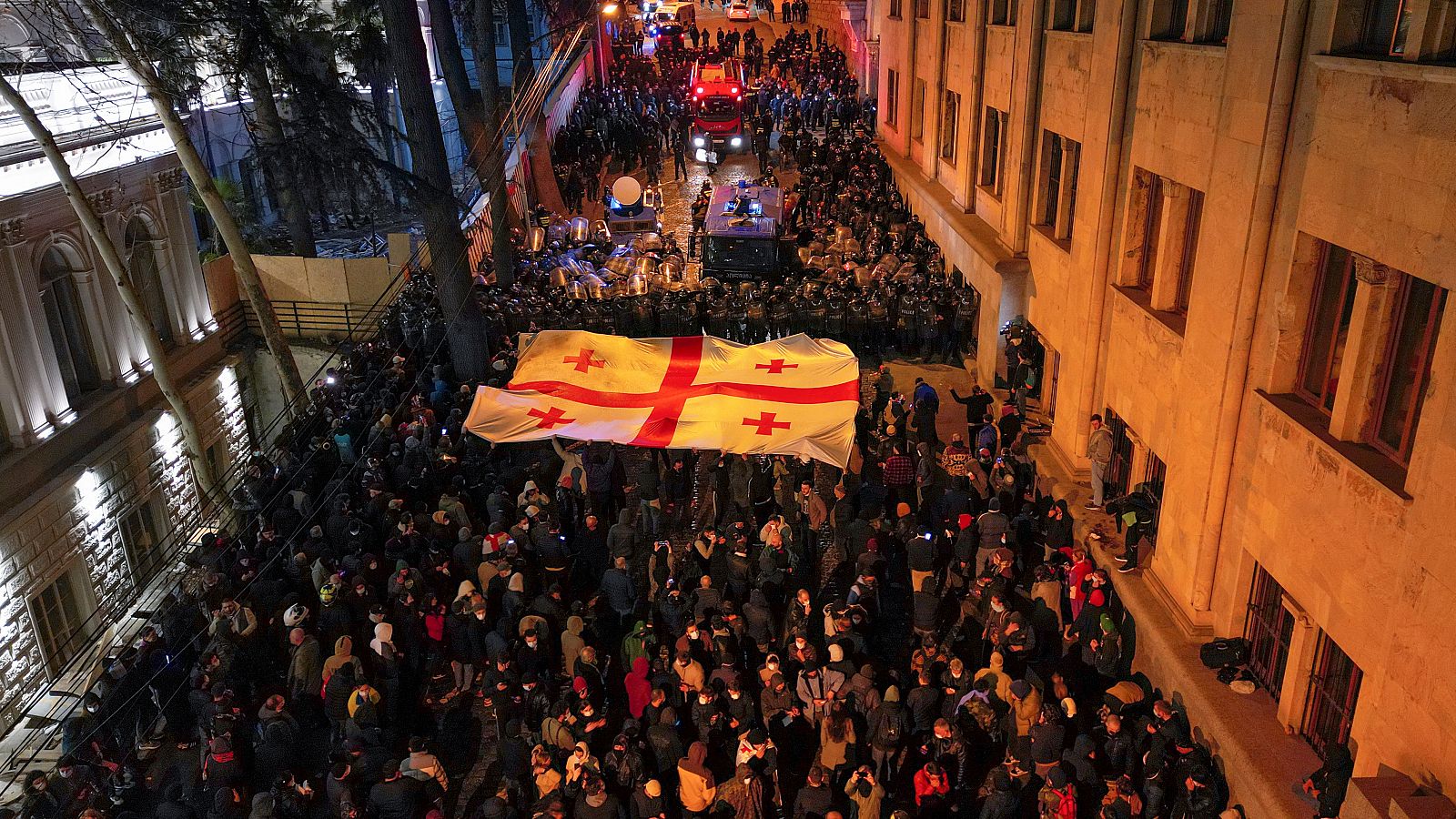 Enfrentamientos en las protestas en Georgia contra su proyecto de ley ...