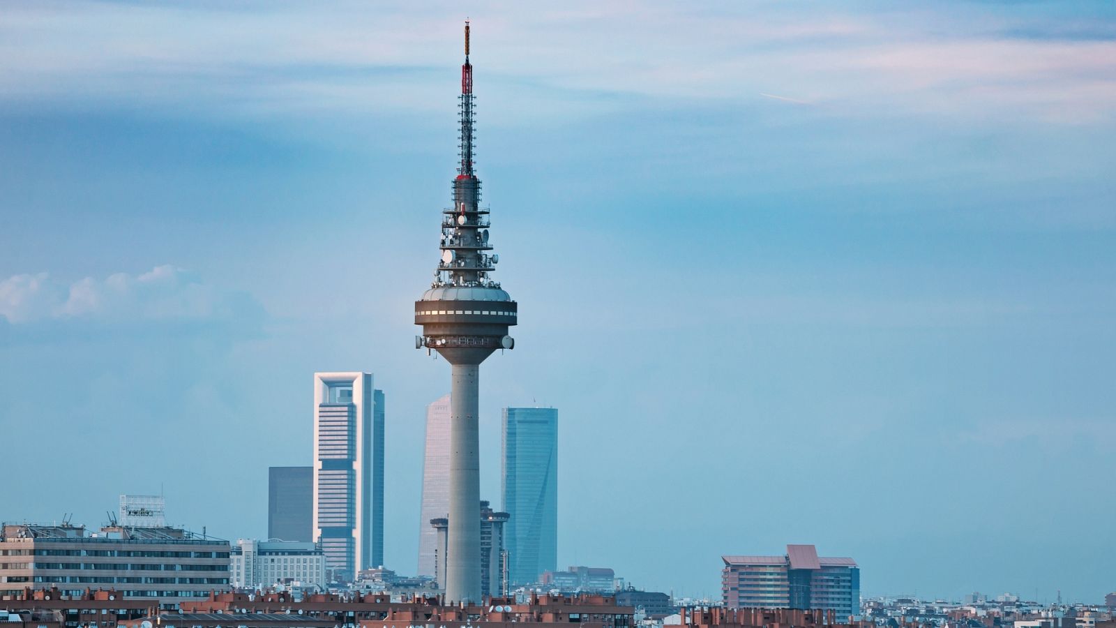 El Pirulí cumple 41 años: ¿cuántos 'Pirulís' hay por el mundo?