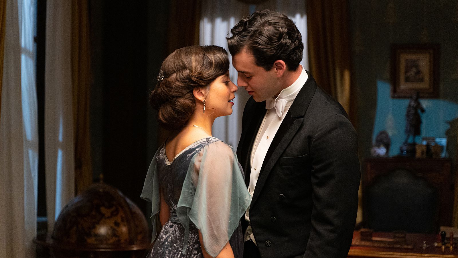 ¡Nuevo amor en La Promesa! El primer beso de Martina y Curro