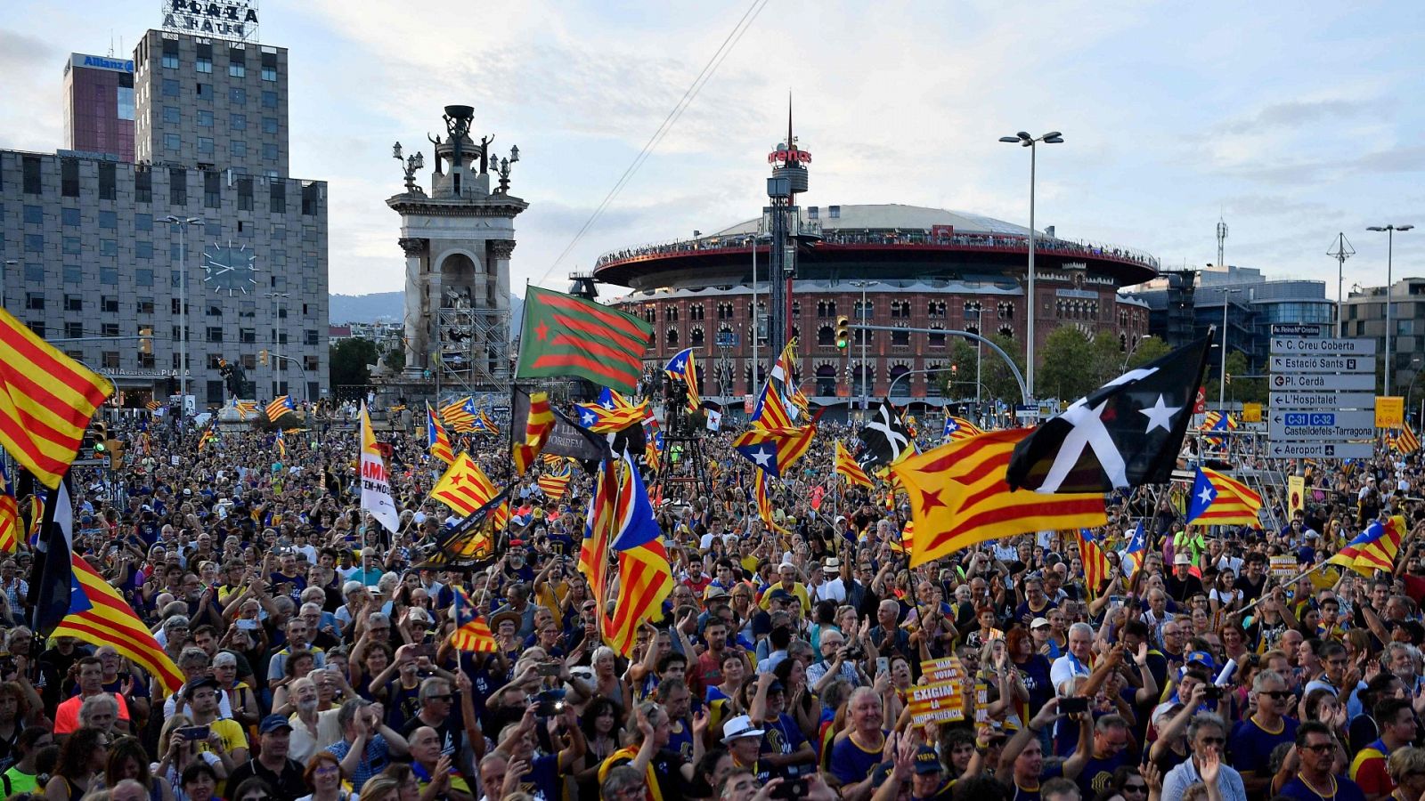 Miles de personas celebran en Barcelona la Diada catalana