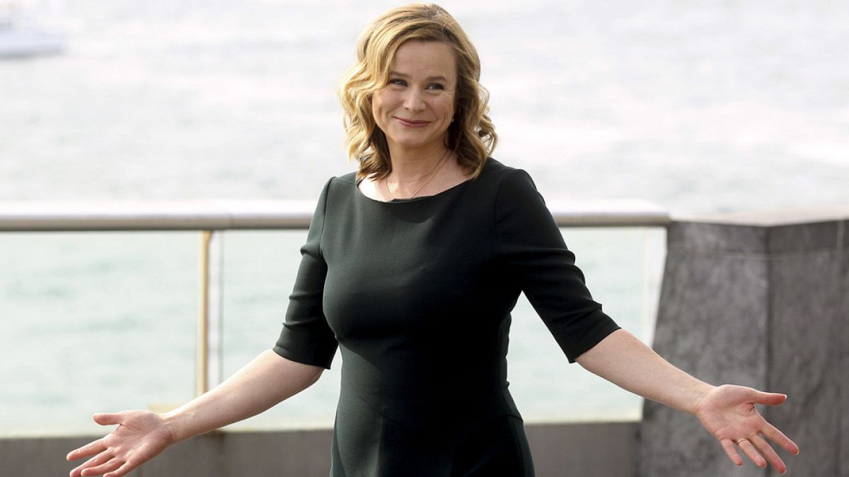 Emily Watson Rompiendo Las Olas
