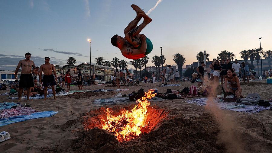 Hogueras, rituales y pirotecnia: la noche de San Juan 2024