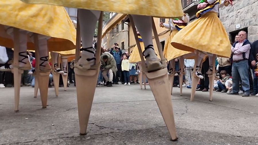 Así es la ancestral danza de los zancos de Anguiano