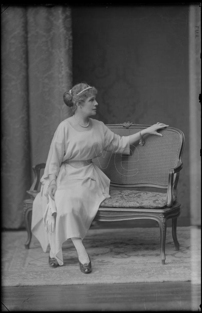 Colección Franzen INFANTA EULALIA DE BORBON Y BORBON, SENTADA DE PERFIL