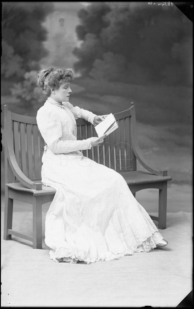 Colección Franzen INFANTA EULALIA DE BORBON Y BORBON SENTADA Y LEYENDO ...