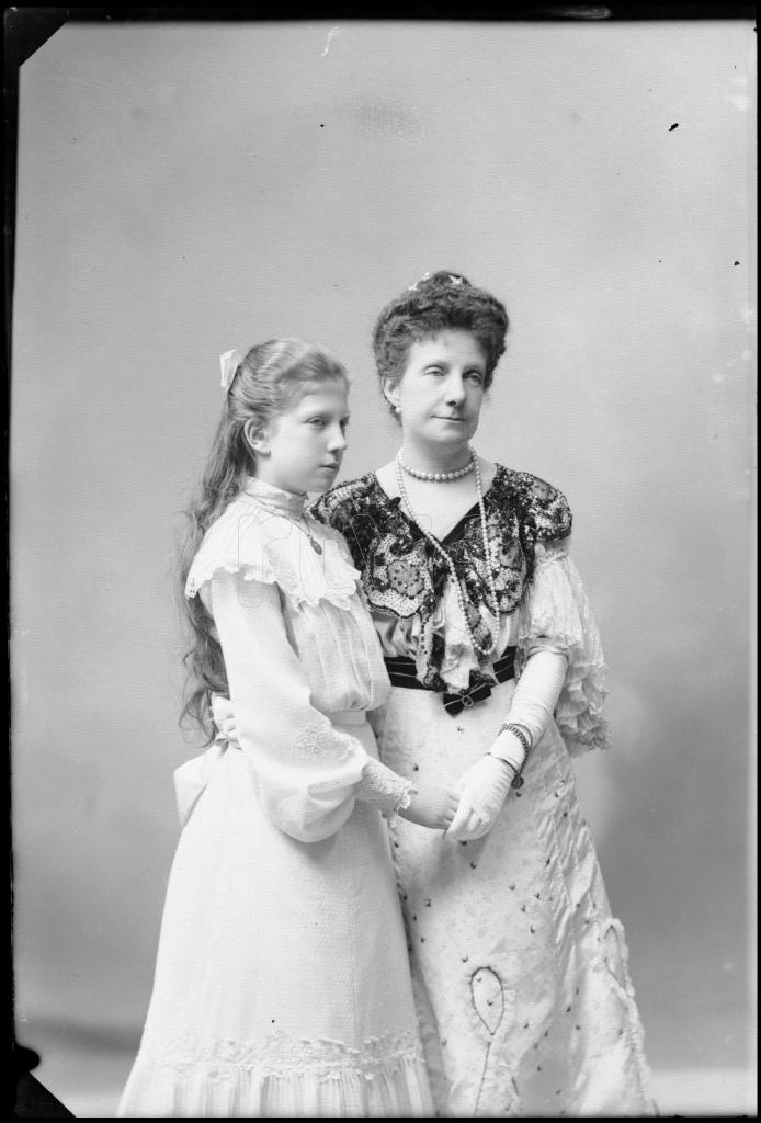 Colección Franzen INFANTA MARIA DE LA PAZ DE BORBON Y SU HIJA MARIA DEL ...