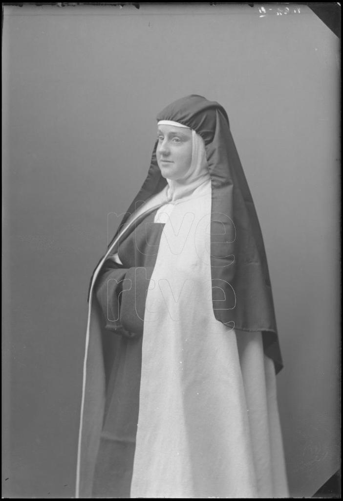 Colección Franzen MONJA DE PIE Y DE PERFIL