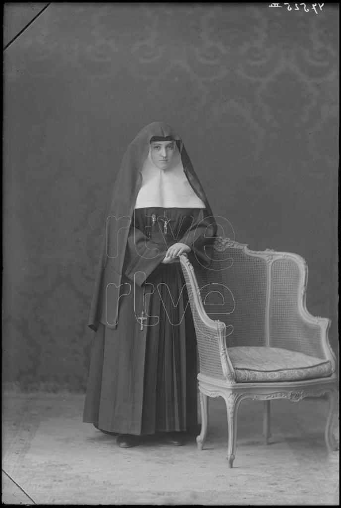 Colección Franzen MONJA DE PIE APOYADA EN EL RESPALDO DE UNA SILLA