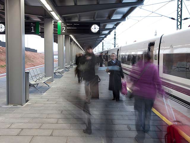 EL AVE entre Madrid y Valencia ya funciona para el público | RTVE