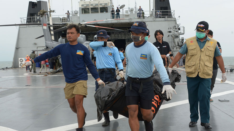 Los equipos de rescate localizan el avión de AirAsia | RTVE