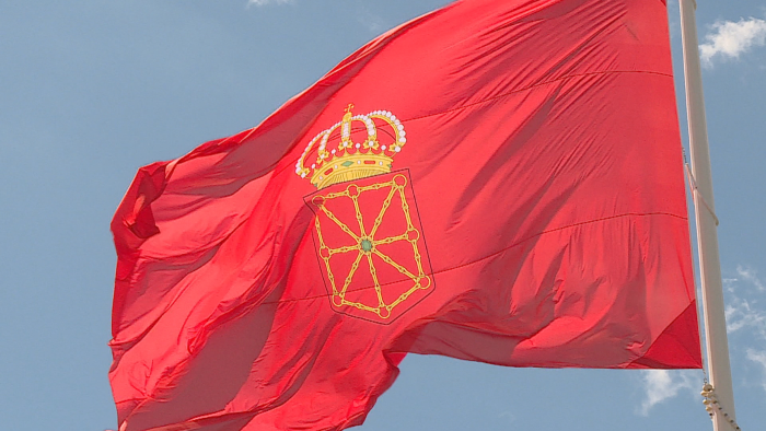 Una bandera de Navarra "de grandes dimensiones" ondea ya en el cielo de ...
