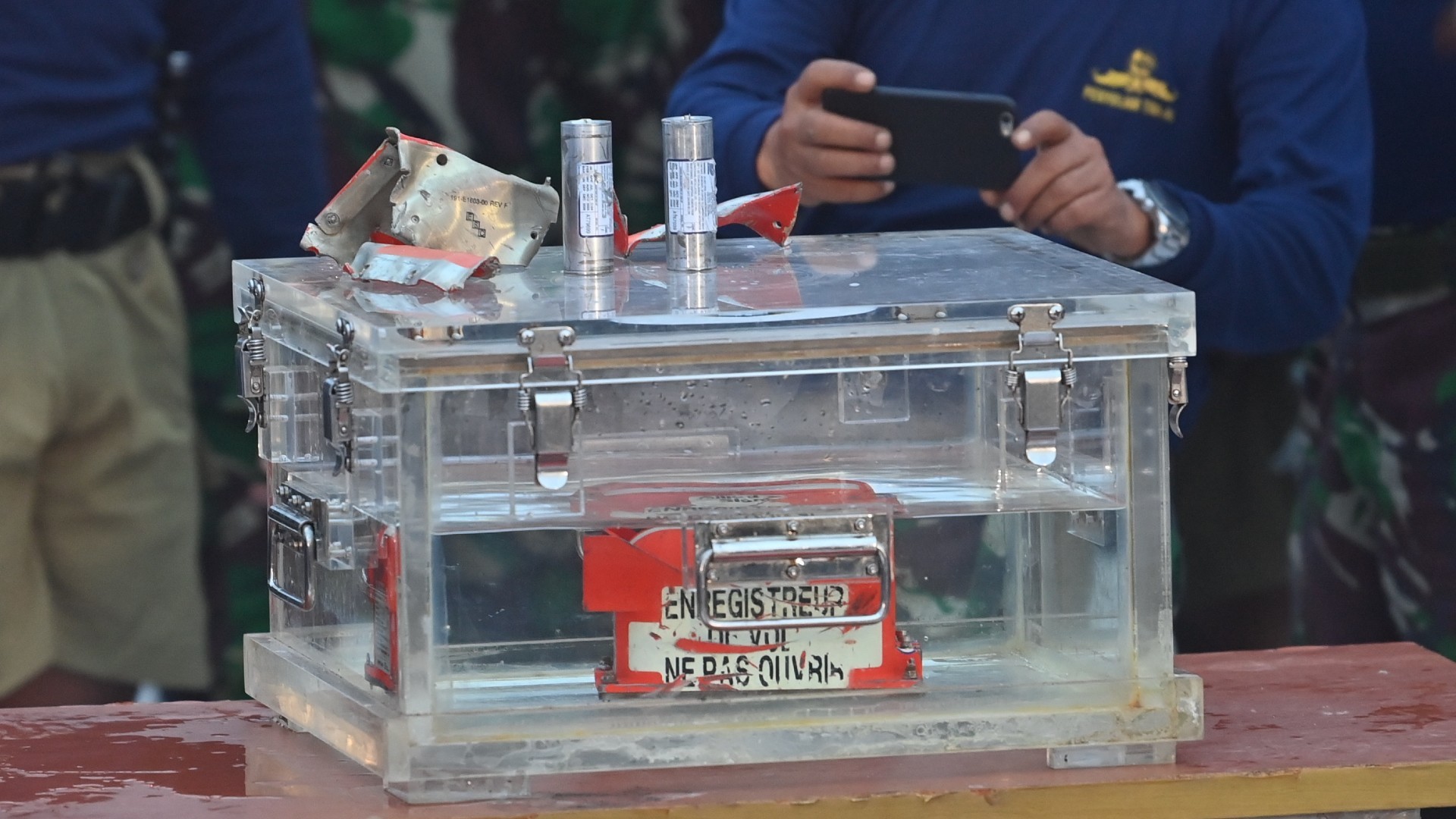 Hallan una de las cajas negras del avión siniestrado en Indonesia